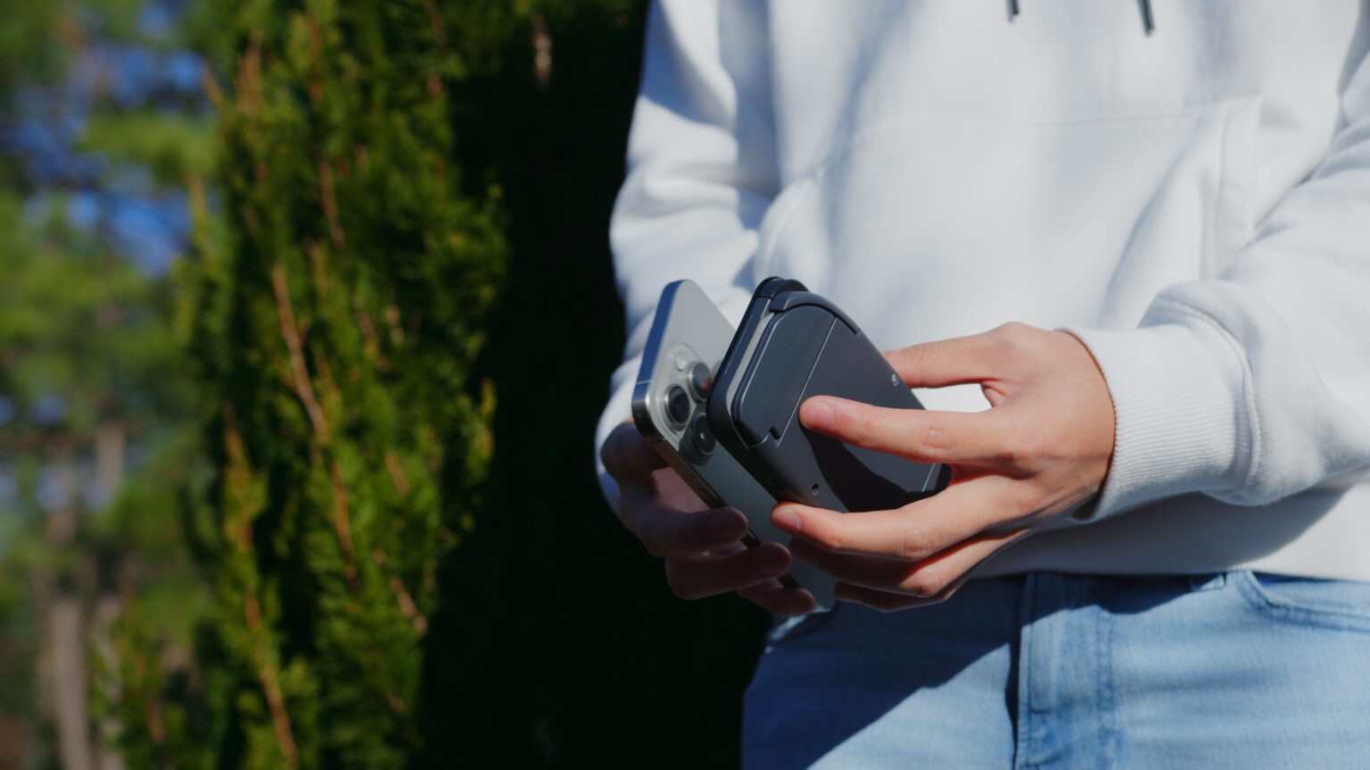 MCON: The Pocket-Sized Gaming Controller Redefining Mobile Gaming ...